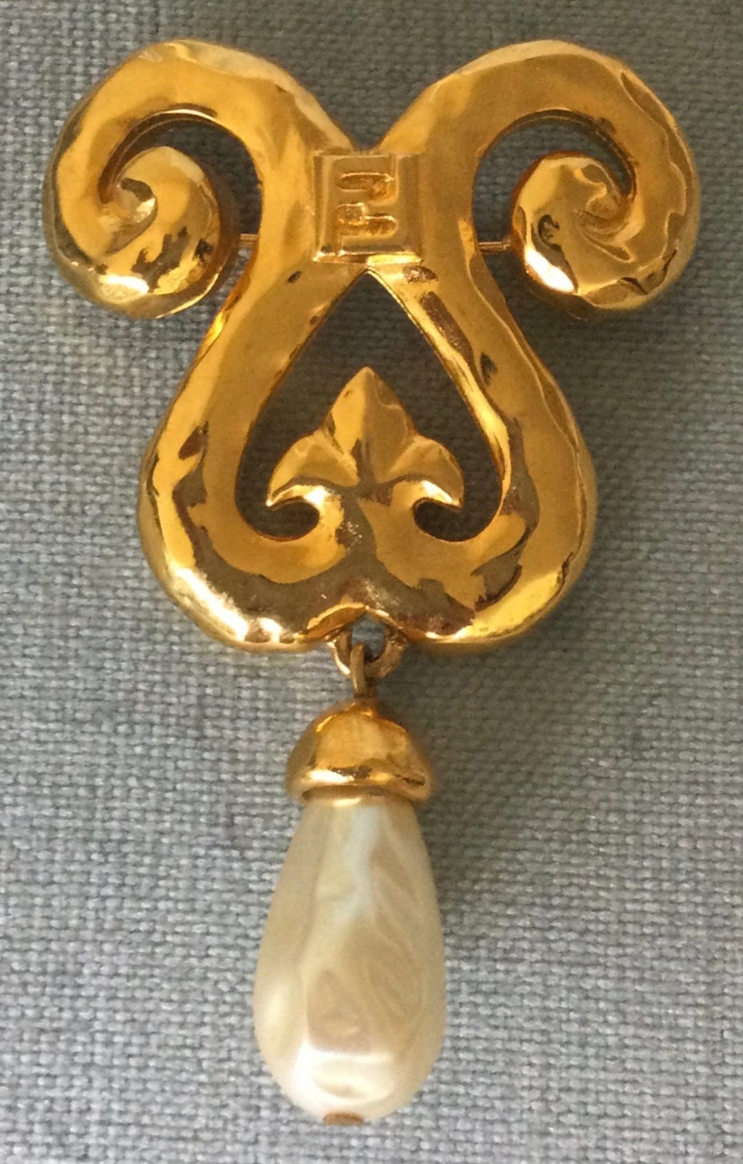 Etruscan FENDI Signed BAROQUE PEARL Charm Logo Crest Swirl Brooch Pin ...
