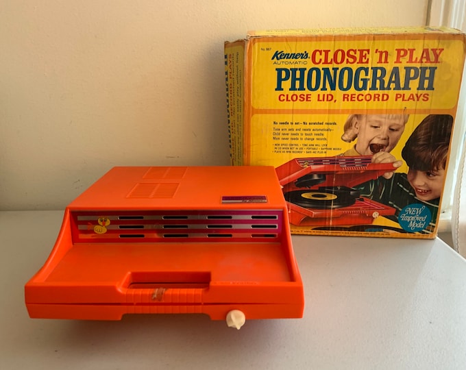 1970 Kenner Close ‘n Play Phonograph (no.867) / Close Lid Record Plays ...