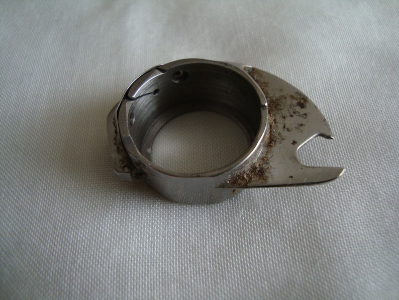 Singer Spool Holder Bobbin Case Part 32590 From Vintage 99K & - Etsy