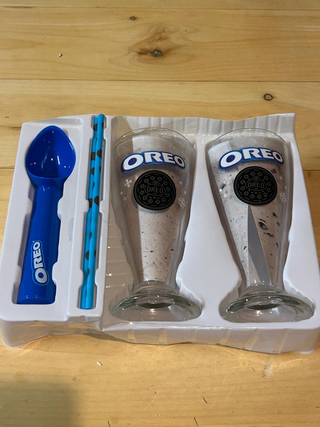Oreo Cookie Milkshake Gift Set W/ 2 Fountain Glasses, Scoop, 2 Straws ...