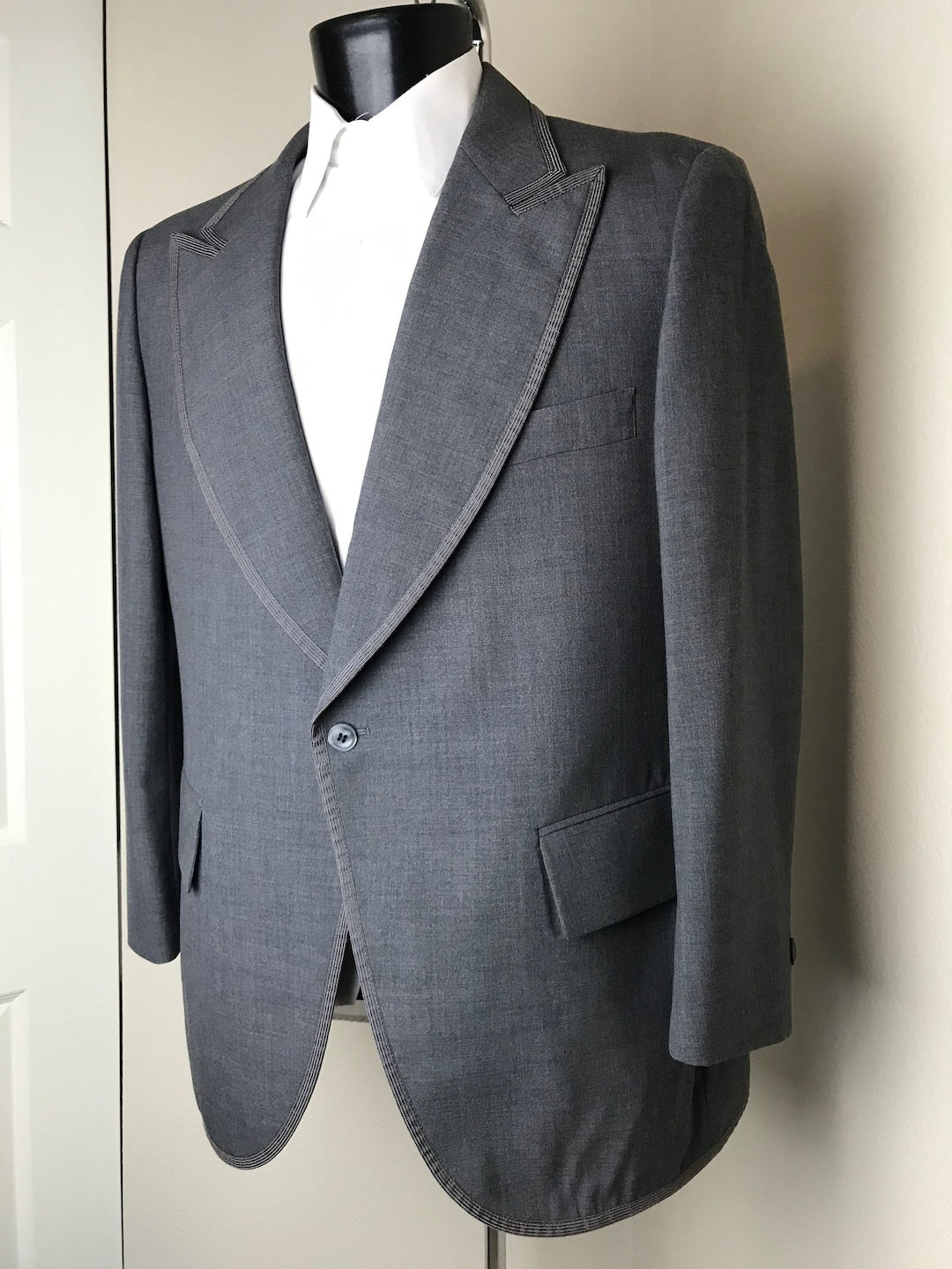 1970 S Grey Tuxedo Coat Single Breasted Peak Lapel Vintage Sixes 40s