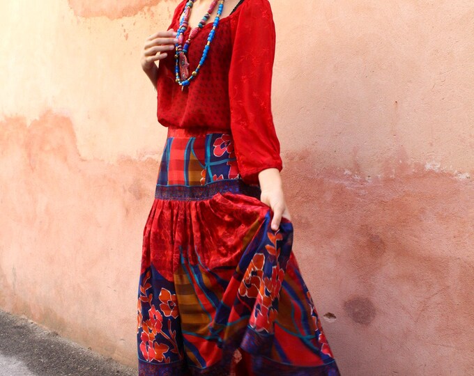 Jupe gitane en tissu de sari rouge et bleu. Un empiècement et un grand ...