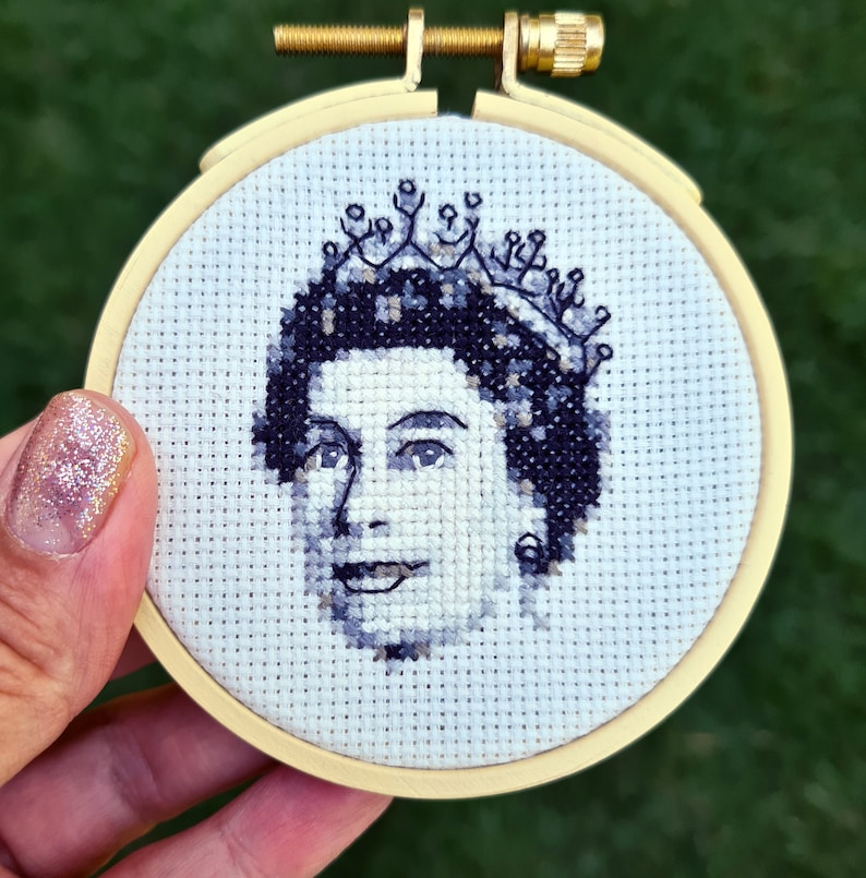 Tiny Cross Stitch Pattern her Majesty Queen Elizabeth - Etsy
