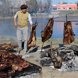 Asador en Cruz de Hierro, Parrilla Cruz, Parrilla Argentina, Iron Grill ...