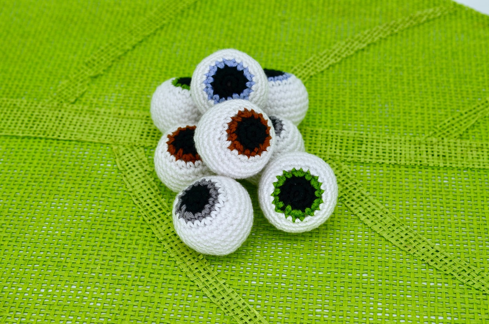 Crochet Eyeball PATTERN, Amigurumi Crochet Halloween Eyeball Keychain ...
