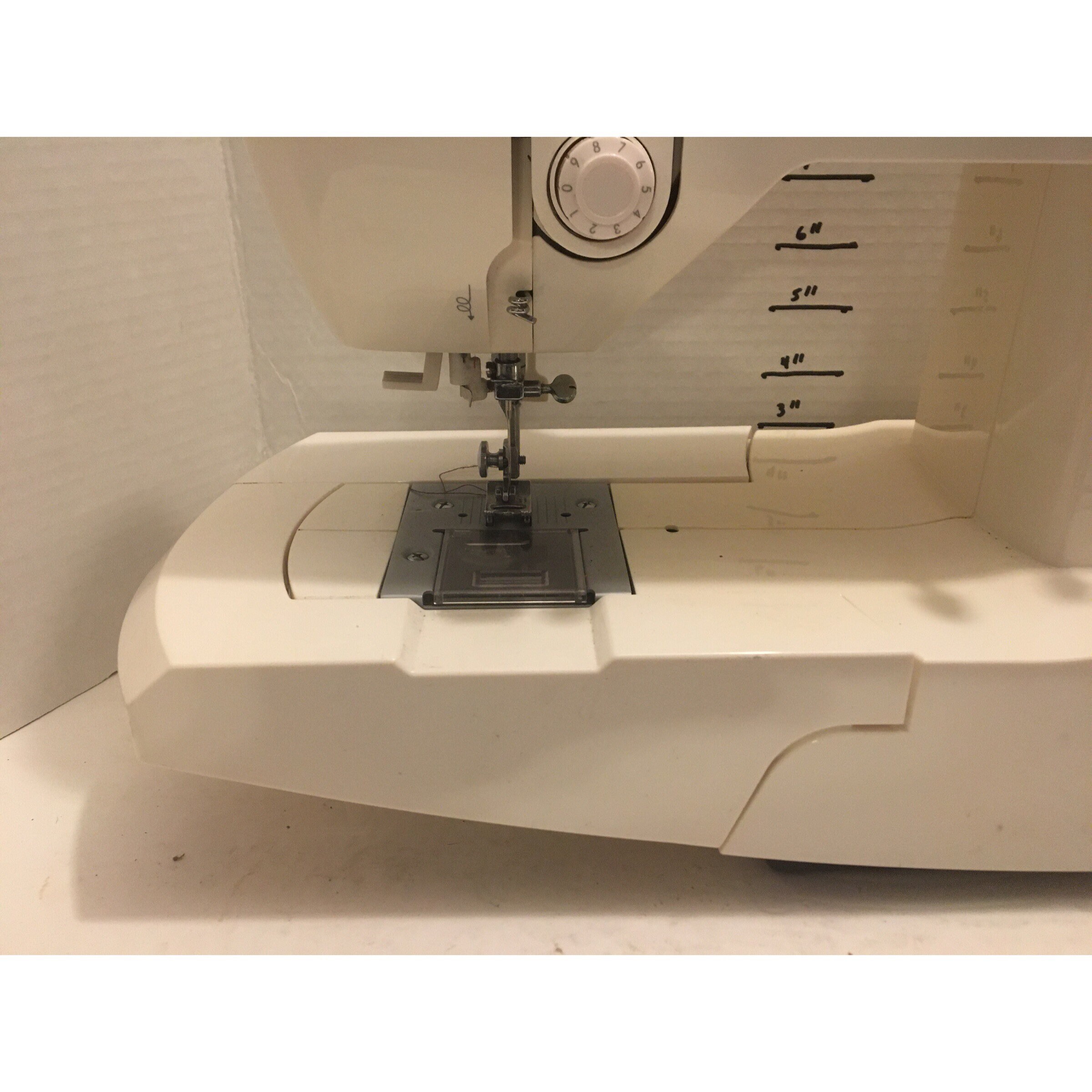 Maquina de coser Singer modelo 2732 de 60 puntadas con pie petalo ...
