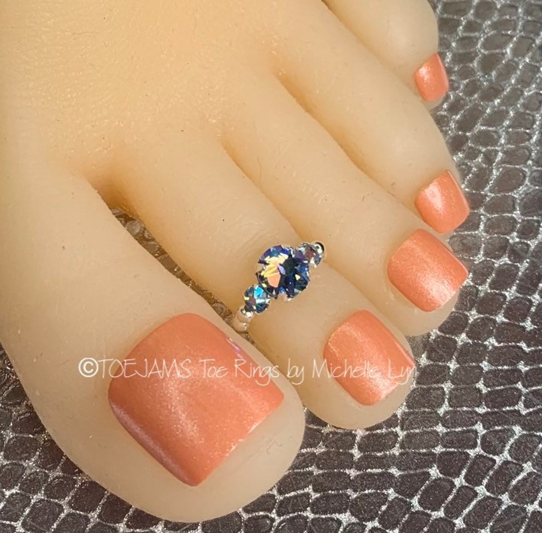 BEVERLY Gorgeous Blue Prismatic Crystal Solitaire Toe Ring, Stretch ...