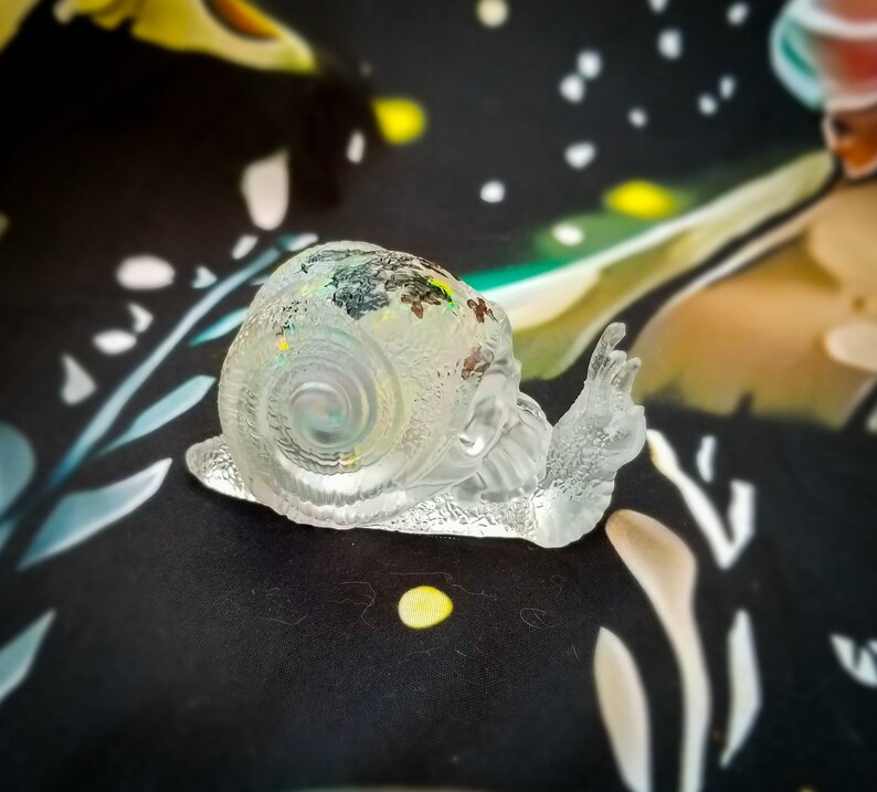 Skull Snail, Iridescent Spooky Skeleton Snails, Animal Figurine Décor ...