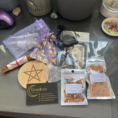 Moon Magick Witches Altar Tin, Witchcraft Kit for Manifestation ...