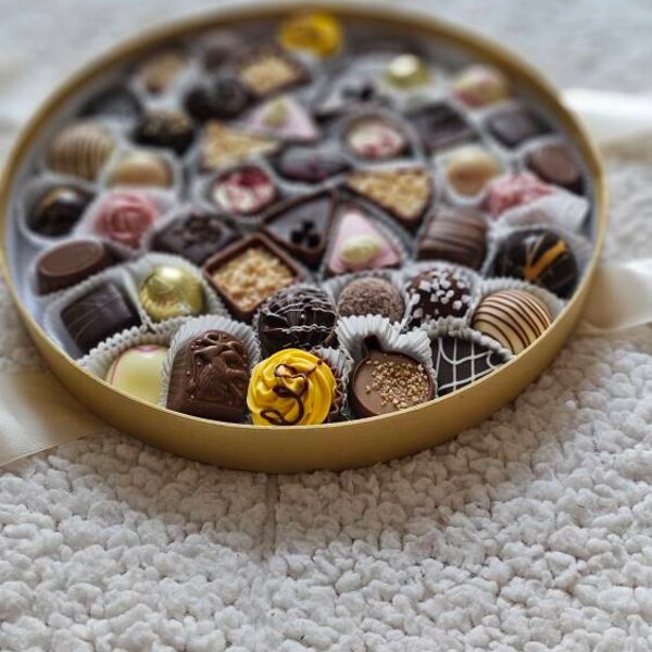 Luxury Dark Chocolate Taster Box, 18 Luxury Dark Chocolates in a ...