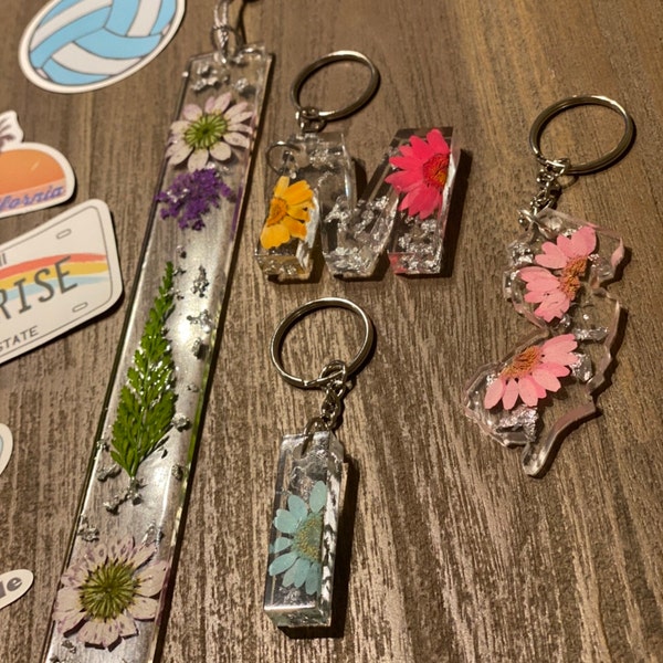 Resin Flower Keychain, Personalized Resin Accessory, Floral Initial ...