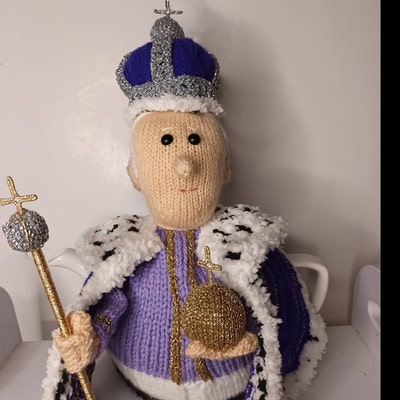 HM Queen Elizabeth II and Paddington Double Tea Cosy Knitting Pattern ...