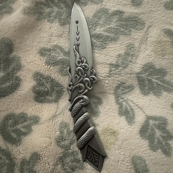 The Serpent and the Wings of Night (crowns of Nyaxia) - Reversible Dust ...