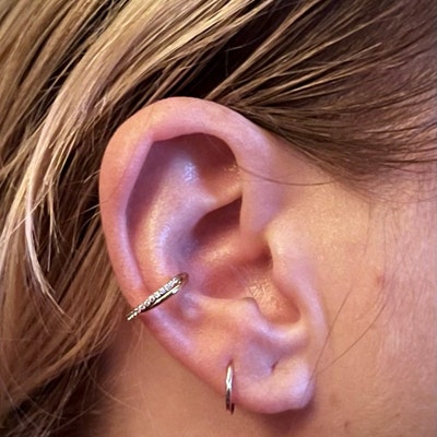 ASTM F136 Titanium Gem and Smooth Crossover Conch Clicker Hoop, 12mm ...