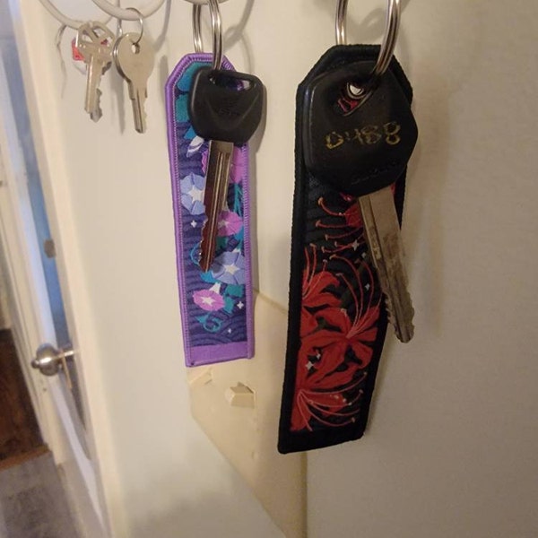 Woven Floral Jet Tag Keychain - Etsy