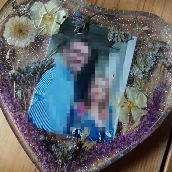 Heart Shaped Resin Flower Photo Frame With Stand, Custom Floral Frame ...