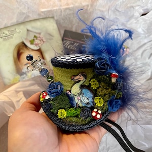 Demonstration or Example of Sizes of Top Hats for Chiki Bird - Etsy Canada