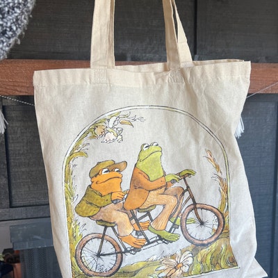 Comfort Colors®frog Carrying Flowers in Its Backpack Sweatshirt, Retro ...