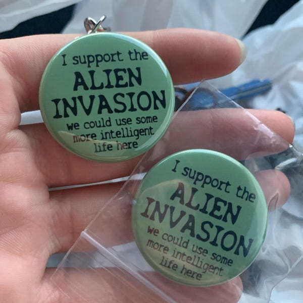 I Support the Alien Invasion - Pinback Button Badge 1 1/2 Inch 1.5 ...