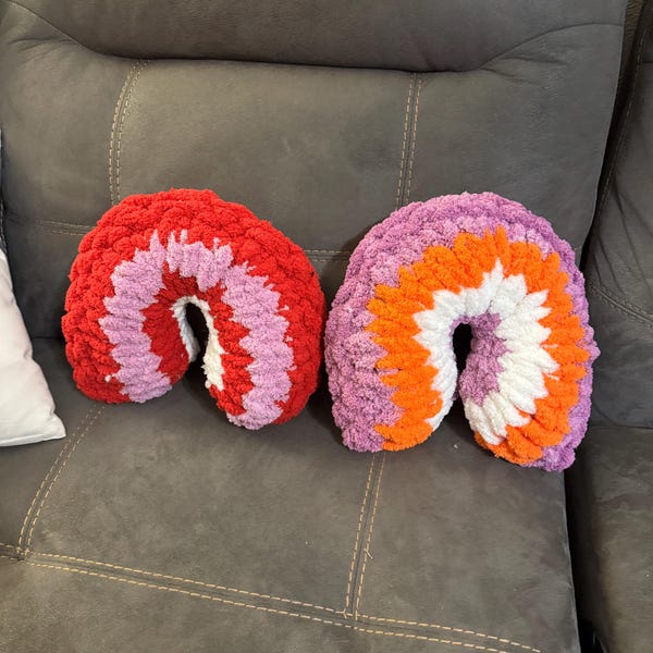 Milaney Rainbow Pillow Tutorial / Pattern, Finger Knitting / DIY ...