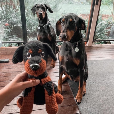 Rottweiler Rosi Amigurumi Häkelanleitung DEUTSCH ENGLISCH, Hund sitzend ...