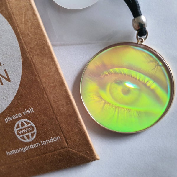 9ct Gold Hologram Pendant - Eye (large) - Etsy