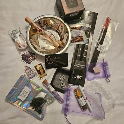 Moon Magick Witches Altar Tin, Witchcraft Kit for Manifestation ...