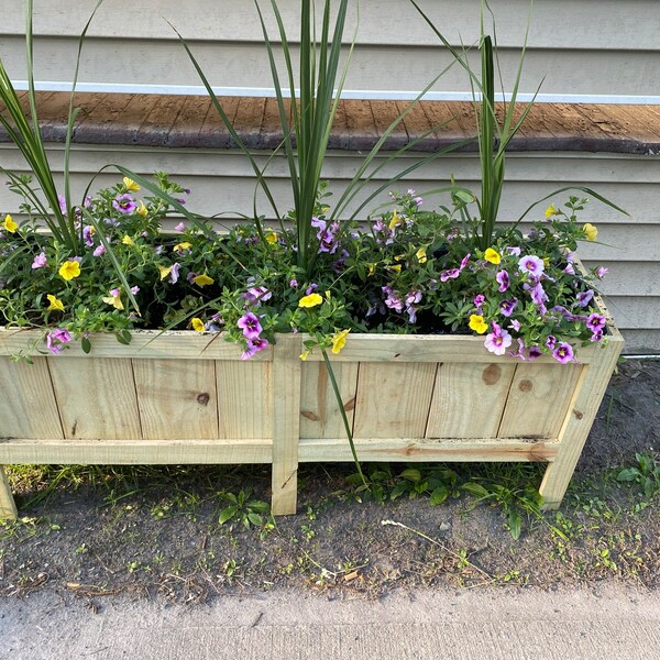 The Farmhouse and the Three Picket Box Planter Plans, Fence Picket ...