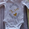 German Plotterdatei - Aus dem Bauch mitten ins Herz Babybody - Baby Shower Geschenk Svg - Vater ...