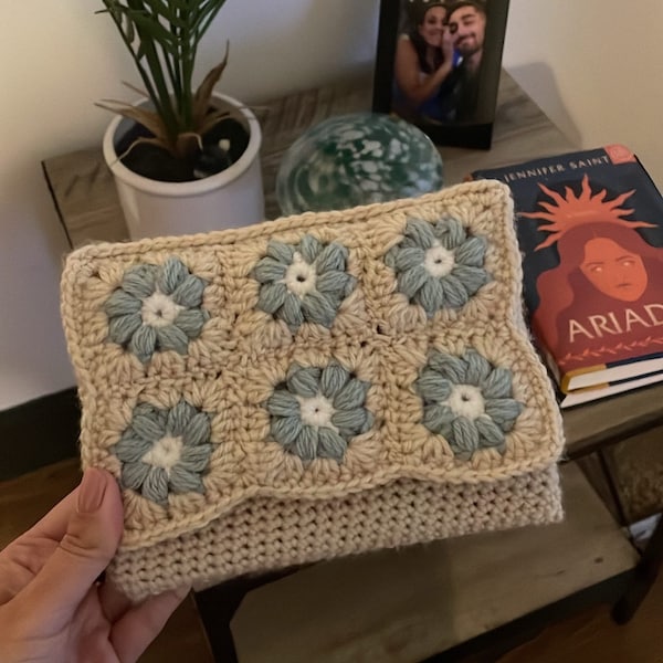 Dots N' Daisies Kindle Kozy Crochet Pattern for Kindle Paperwhite ...
