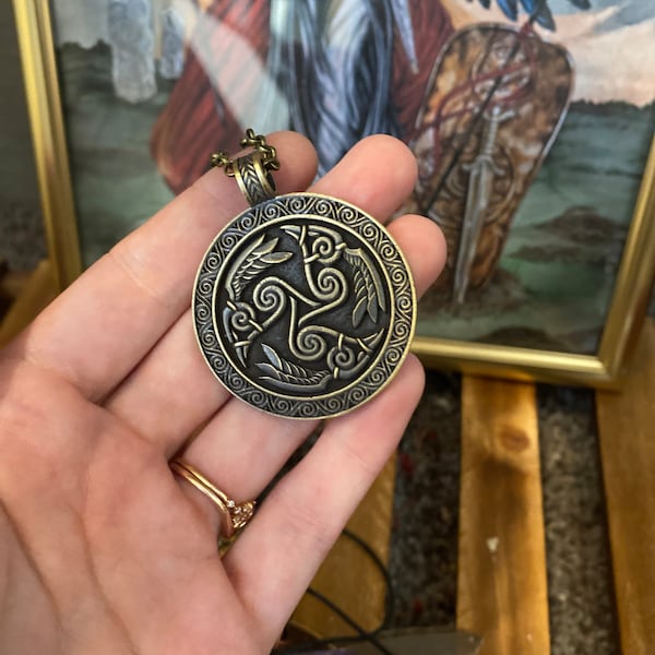 Celtic Morrigan Goddess Three Ravens Morrighan Triskelion Triskele ...