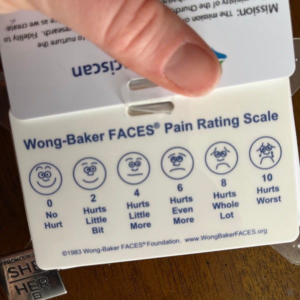 Wong Baker FACES® Pain Rating Scale Horzontal W/ Spanish Badge Pocket ...