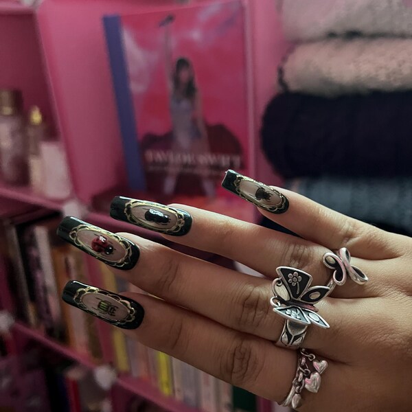 Custom Amazing 3d Mysterious Back Snake Long Stiletto Press on Nails ...