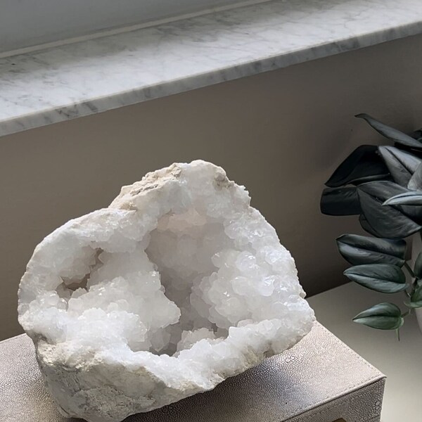 Stunning White Quartz Geode | Unique Crystal Geode | Cracked Open | YOU ...