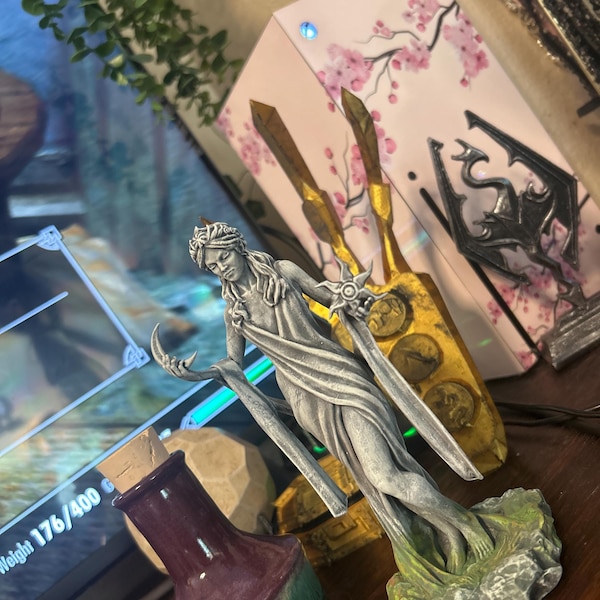 Elder Scrolls Goddess Statue: Stone Effect Resin Decor - Skyrim ...