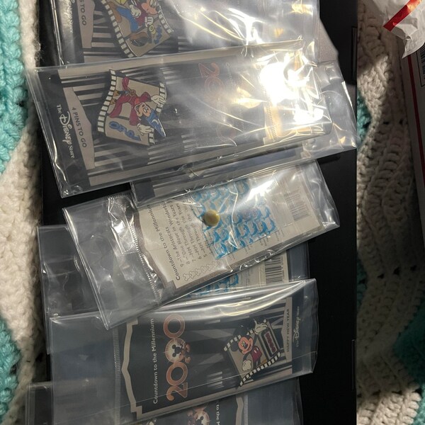 1994 Vintage TWINS Pin backs New Official MLB Baseball Crest Collectors ...