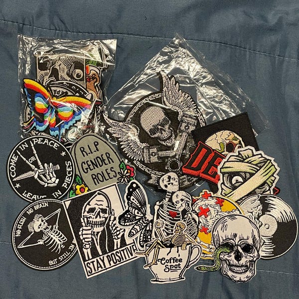 Random Badges 10-50PCS , Personalized Pins, Cartoon Clothes & Bag ...