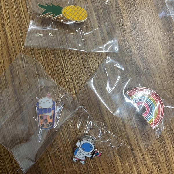 Random Badges 10-50PCS , Personalized Pins, Cartoon Clothes & Bag ...