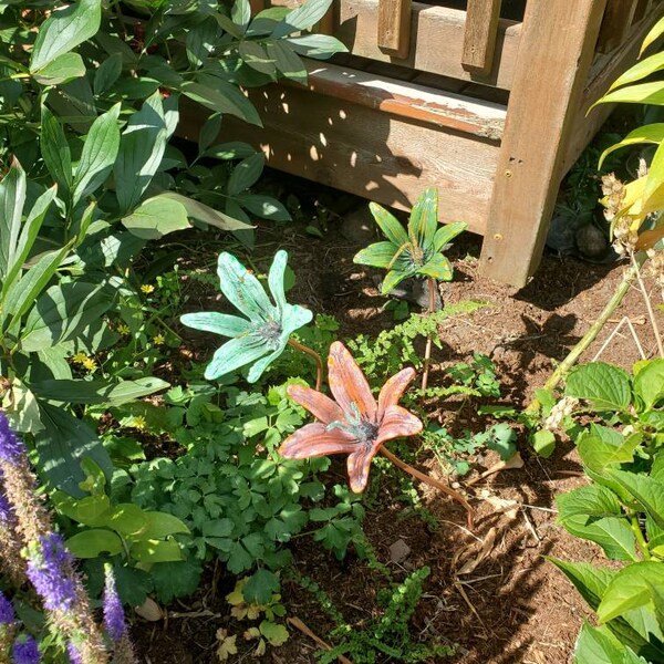 Glass Yard Art | Glass Flower | Garden Art | Blown Glass | Garden ...