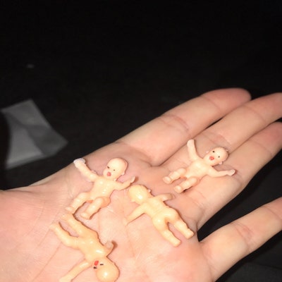 13pcs TINY PLASTIC BABIES Vintage Mini Baby Dolls Painted Faces Miniature Dollhouse Shower Party ...