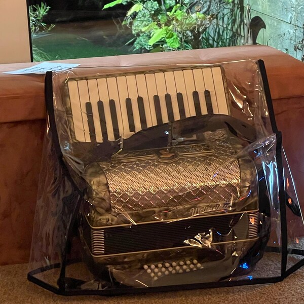 Weltmeister Stella Piano Accordion, 7/8 Accordion, 96 Bass, 37 Keys, 3 ...