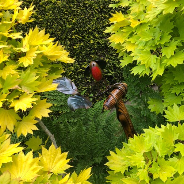 Leaf & Cheeky Robin Red Breast Perched on Wooden Handle Metal Garden ...