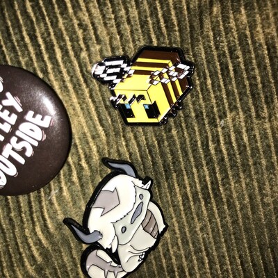 Bee Pin, Pixel Bee Pin, Gift, Gamer, Present - Etsy