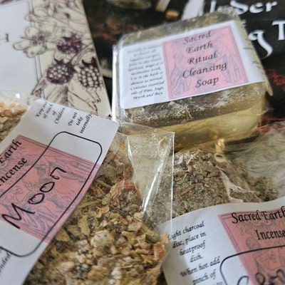 The Witch Compass: Working With the Winds in Traditional Witchcraft. by ...