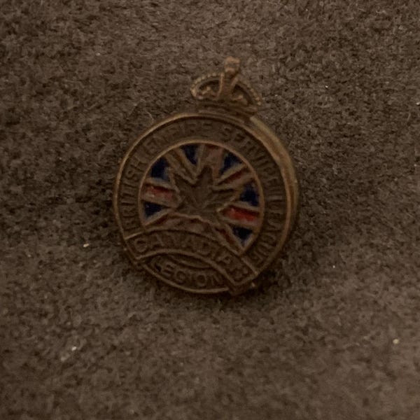 Violin MMA Dark Red Metropolitan Museum of Art Gold Toned Pin 1985 ...