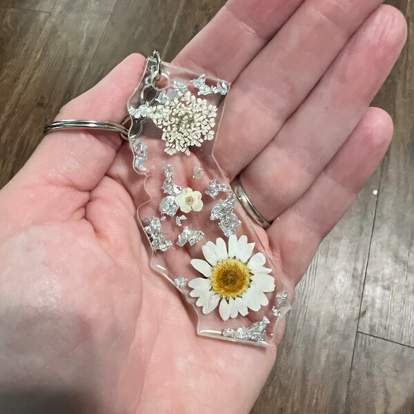 Resin Flower Keychain, Personalized Resin Accessory, Floral Initial ...