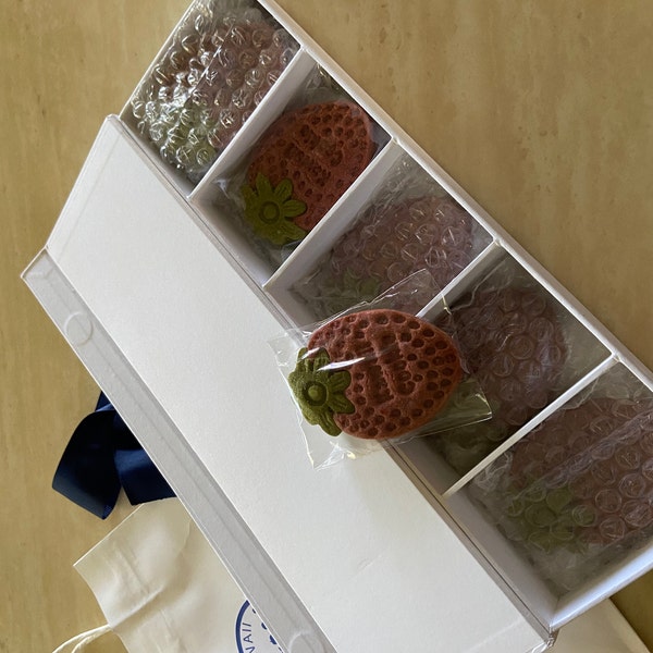 Gourmet Natural Strawberry Cookies in Gift Box | 12 Pcs + 2 Free ...