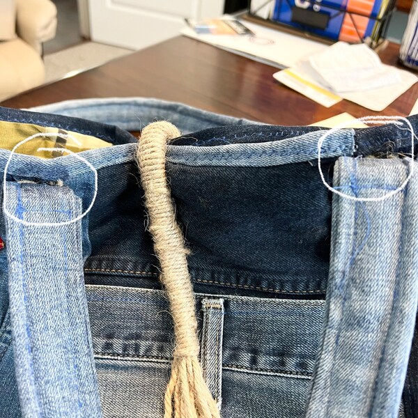 Sac cabas en jeans recyclés, chute wax et jute rouge, anses cuir-jeans ...