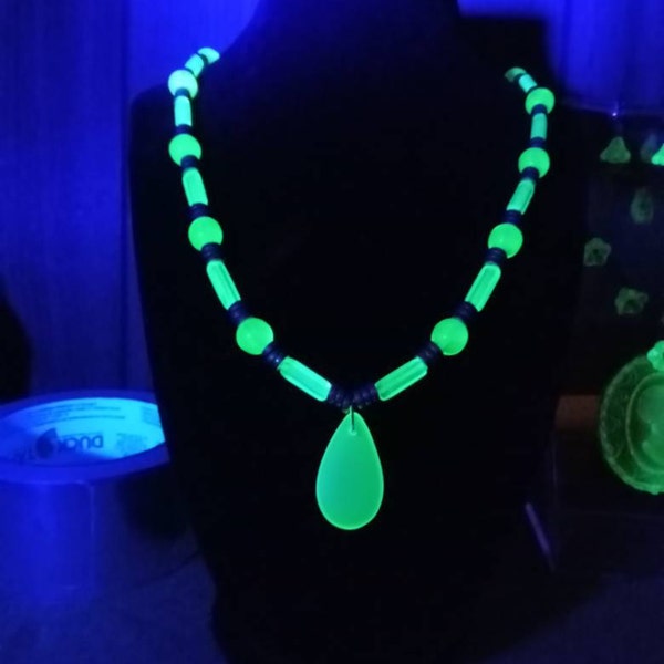7.25" Vintage UV Reactive Uranium Crown Trifari Molded Glass Yellow ...