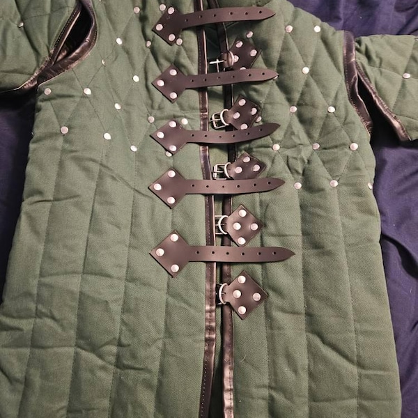 Mittelalterlicher Gambeson: Wattierter Baumwollpanzer mit schwarzem ...
